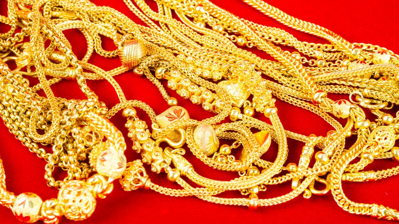 Gold Price DROPS Slightly On February 17th: Check 22K, 24K Rates In ...