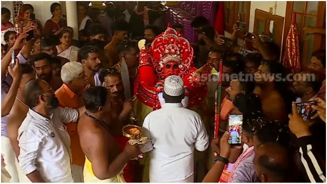 Vishnumurthy Theyyam at masjid heart warming visual പതിവു തെറ്റിക്കാതെ ...