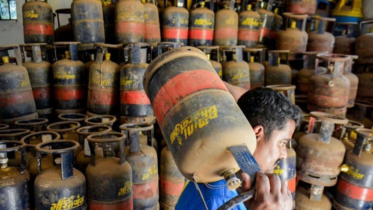 India Gas Supply Big Update: कमर्शियल LPG खत्म, रेस्टोरेंट मालिकों ने ...