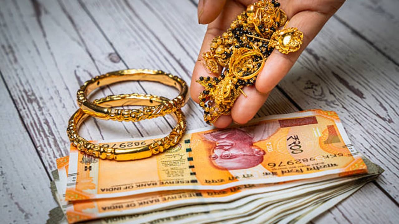 Gold Price Today Kolkata: মঙ্গলবারে কিছুটা কমলো সোনার দাম! আজ ২২ ও ২৪ ...