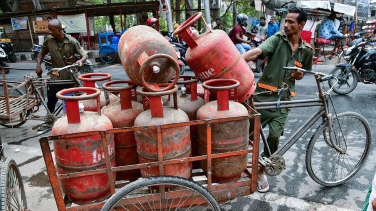 LPG Cylinder Price: ১০০০ পার! লাফিয়ে বাড়ল রান্নার গ্যাসের দাম, এক ...