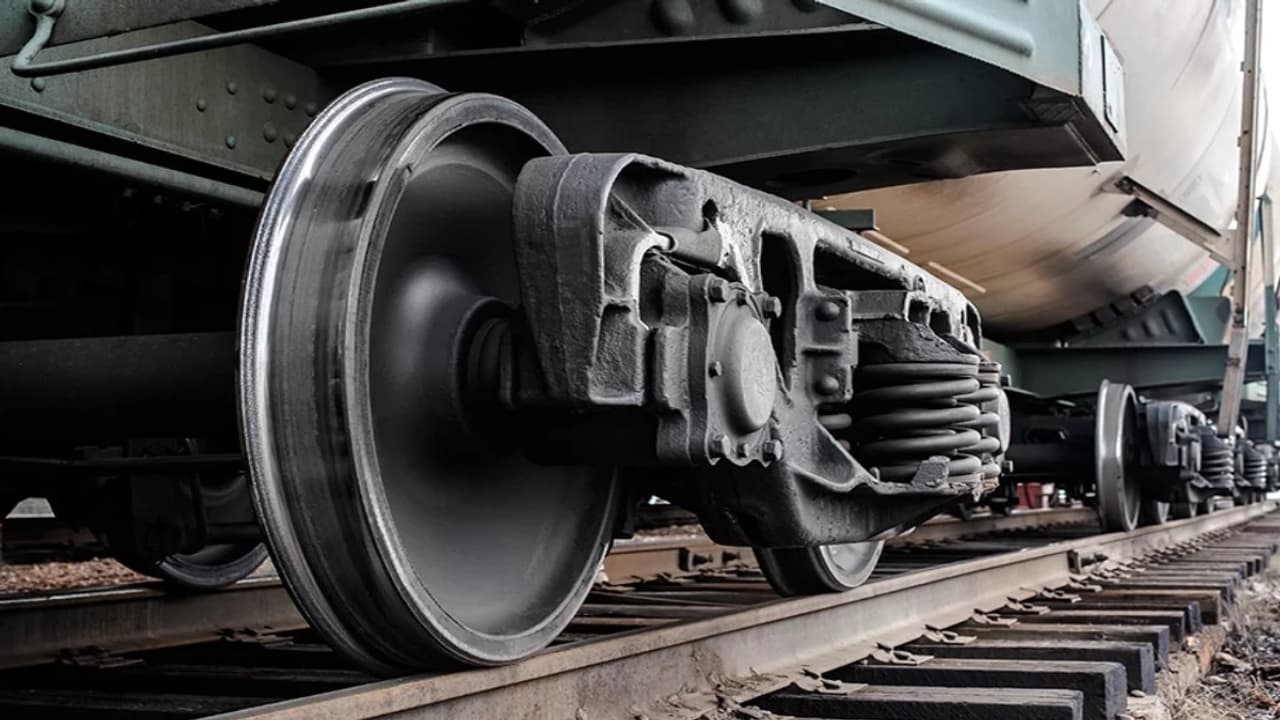 Indian Railway Facts: ಮಳೆಗೆ ನೆನೆದು, ಬಿಸಿಲಿಗೆ ಒಣಗಿದ್ರೂ ರೈಲ್ವೆ ಹಳಿಗಳಿಗೆ ...