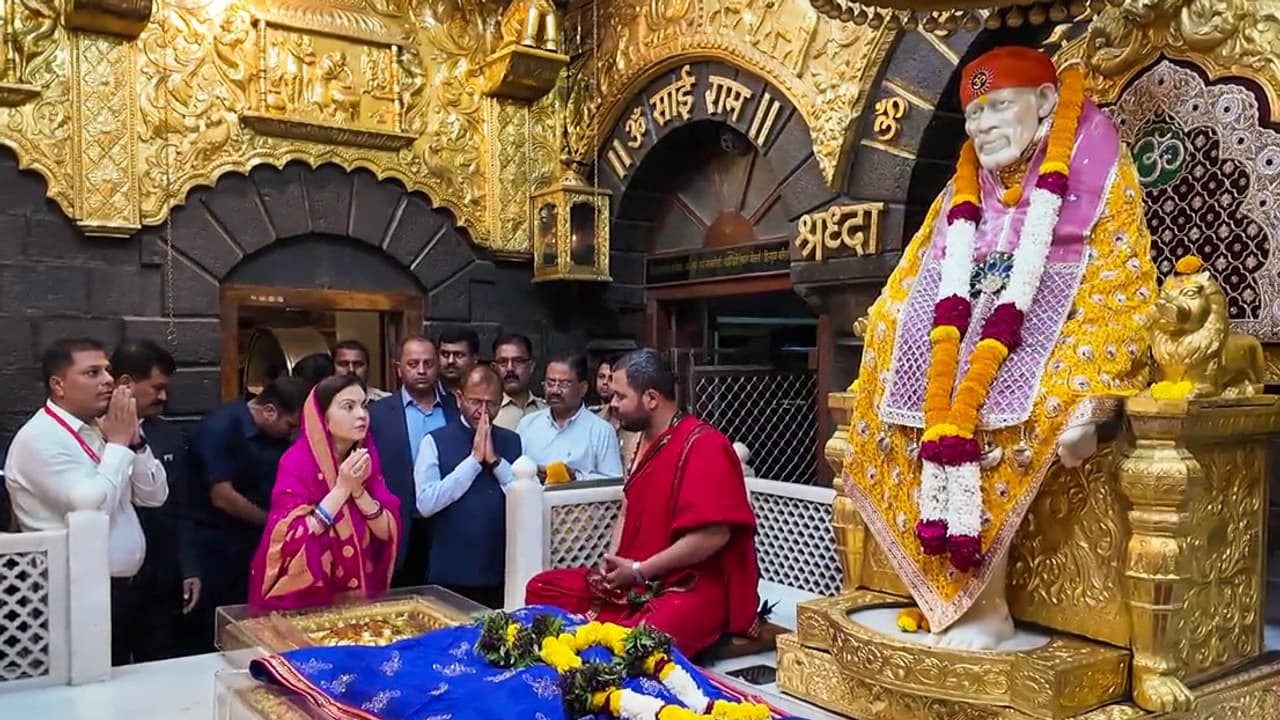 Nita Ambani Saibaba Darshan: ಶಿರಡಿ ಸಾಯಿಬಾಬಾ ಸನ್ನಿಧಿಯಲ್ಲಿ ನೀತಾ ಅಂಬಾನಿ ...