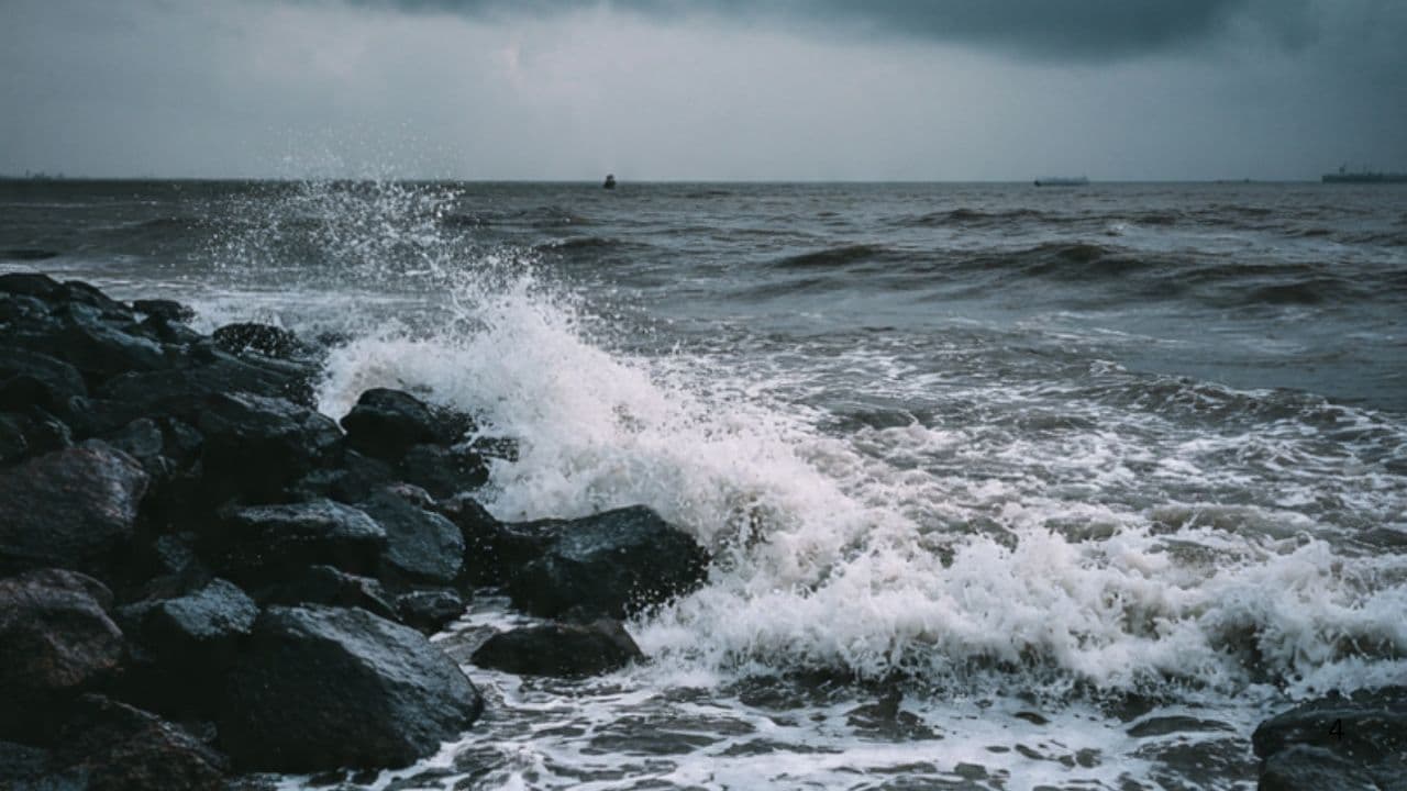 Mother Courageously Jumps Into Sea To Save Daughter Trapped Between ...