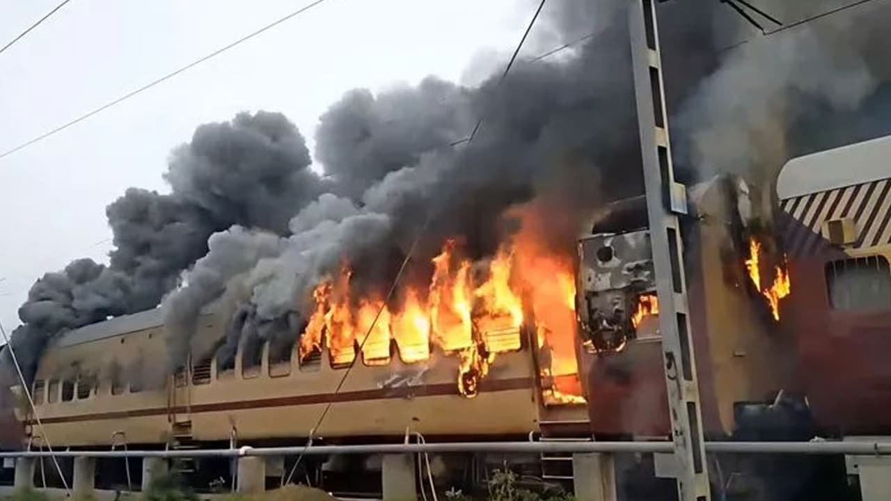 Bihar Train Fire VIDEO: सासाराम स्टेशन पर पटना फास्ट पैसेंजर में लगी ...