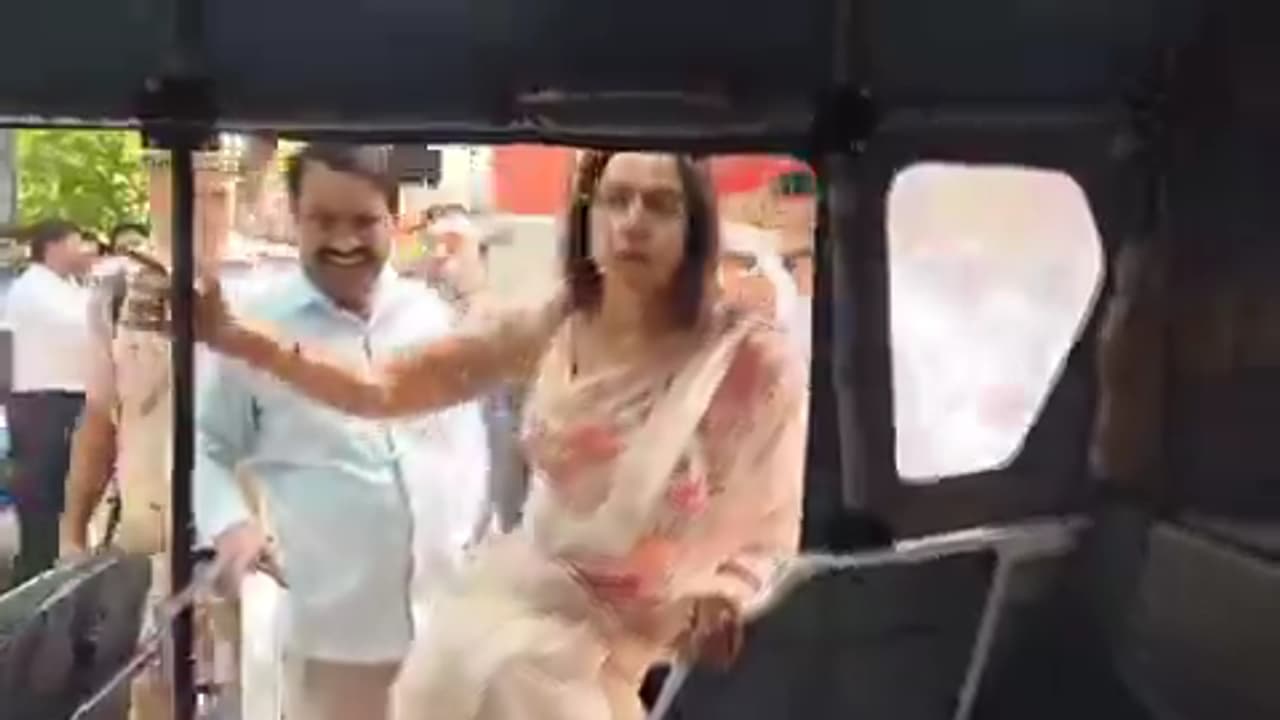 Hema Malini Travels in Auto: অটো চড়ে কাজে গেলেন সাংসদ হেমা মালিনী ...