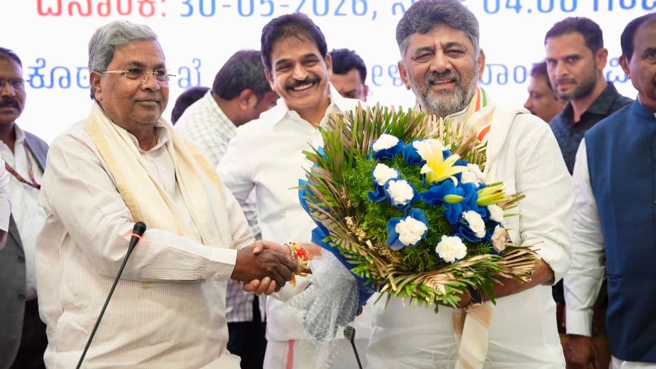 ಸಂಪುಟ ಬಗ್ಗೆ ಚರ್ಚೆ: ನಾಳೆ ಡಿಕೆಶಿ-ಸಿದ್ದರಾಮಯ್ಯ ದಿಲ್ಲಿಗೆ? ಬುಧವಾರ ಡಿಕೆಶಿ ...