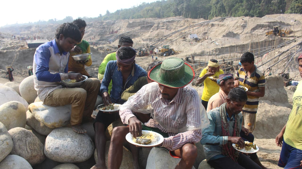 Heart‑Touching Viral Video Shows Mumbai Police Officer Feeding Starving ...
