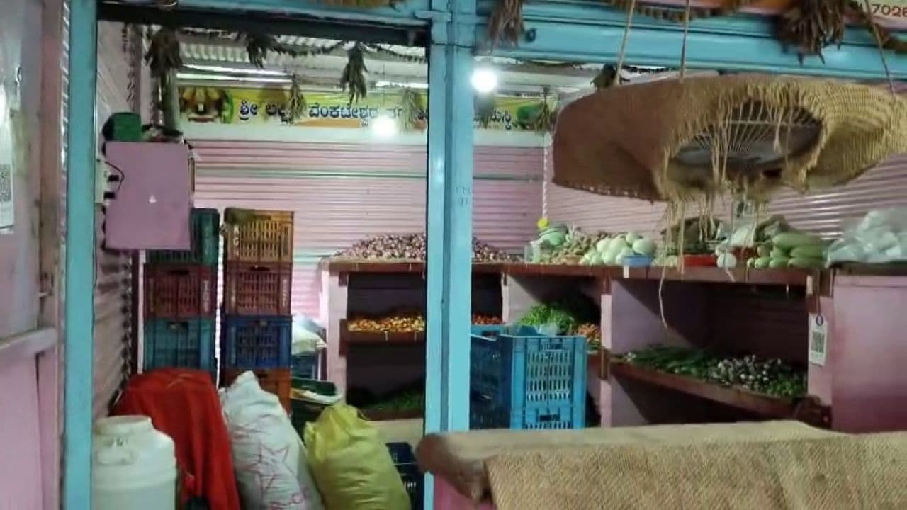 Raichur: ಕಾಯಿಪಲ್ಲೆ ಖರೀದಿ ನೆಪದಲ್ಲಿ ಬಂಡಾರ ಎರಚಿ ಹಣವನ್ನು ದೋಚಿದ ಸಾಧುವೇಷದ ...