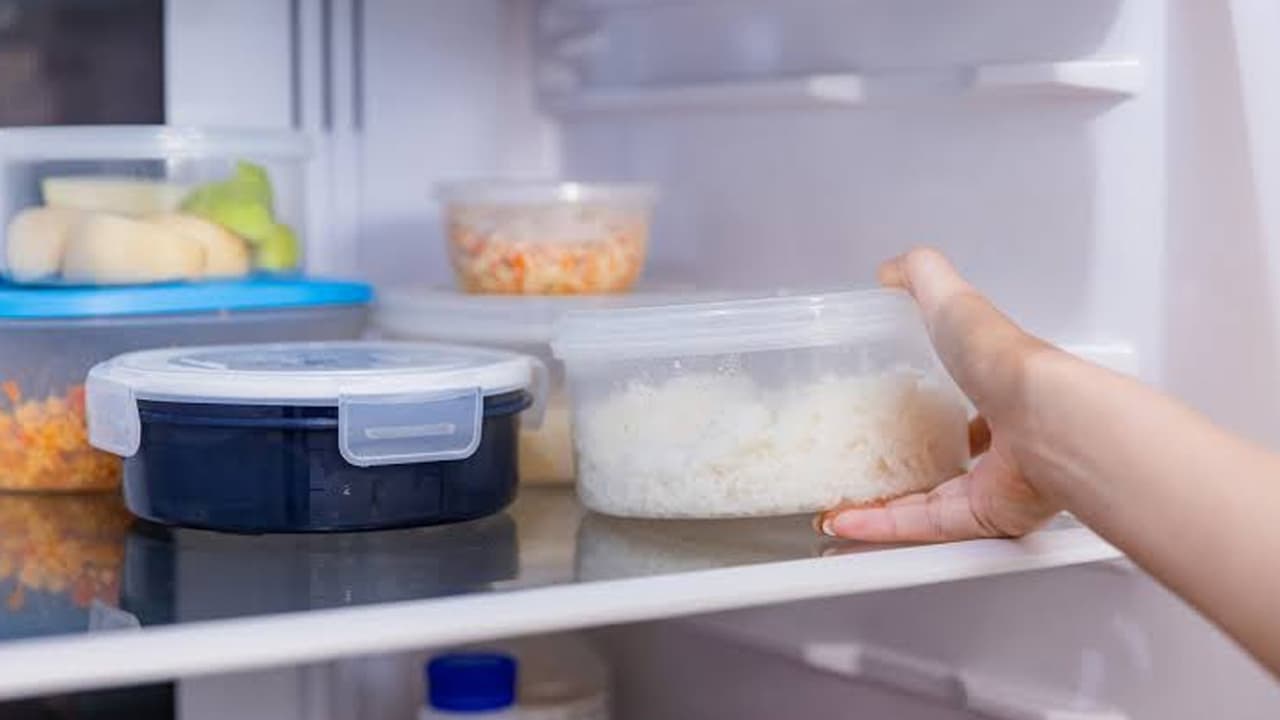 Cooked Rice: ಫ್ರಿಡ್ಜ್‌ನಲ್ಲಿಟ್ಟ ಅನ್ನ ಎಷ್ಟು ದಿನ ತಿನ್ಬೋದು? ನಿರ್ಲಕ್ಷಿಸಿದರೆ ...