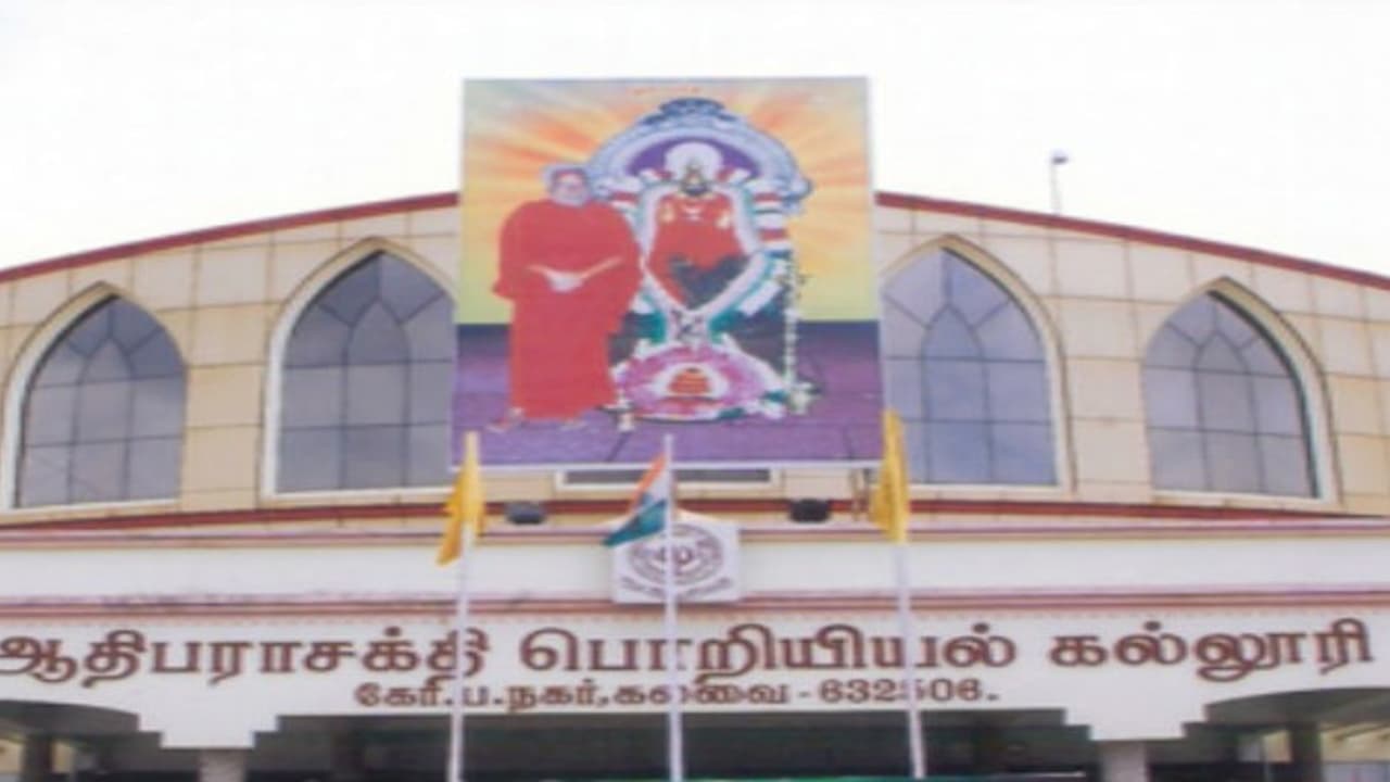 கல்லூரி மாணவன் மீது தாக்குதல் - தலைமறைவானார் பங்காரு அடிகளார் மகன் ...