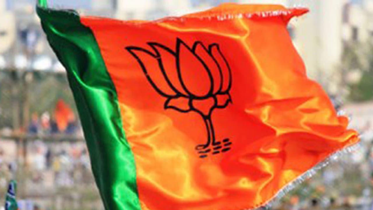 Kerala cop suspended for destroying BJP flag post | Asianet Newsable