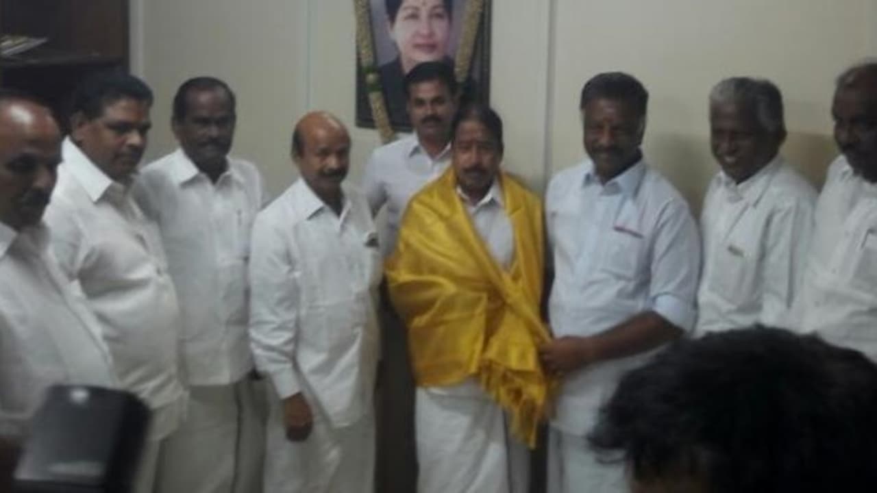 தீபாவிடமிருந்து ஓபிஎஸ்சிடம் ஐக்கியமான முன்னாள் எம்எல்ஏ மலரவன் ...