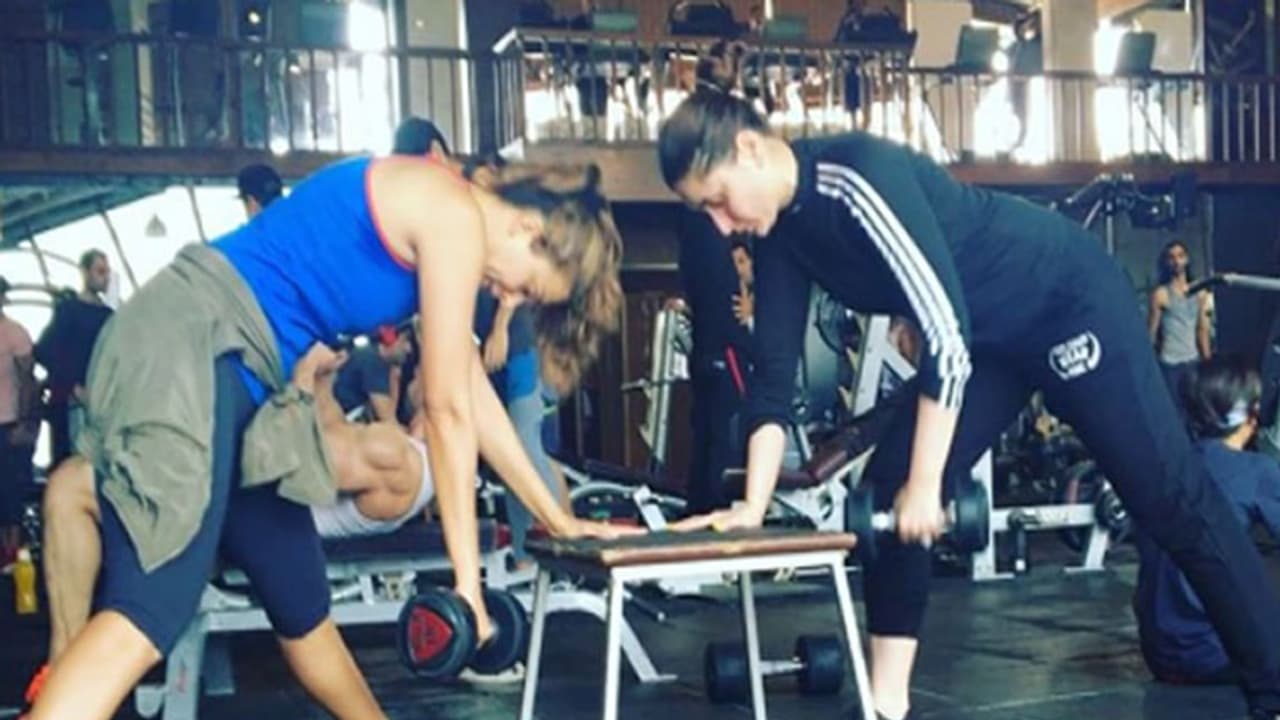 Viral Video: These two top actresses sweat it out at the gym | Asianet ...