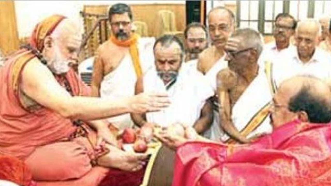Kerala ministers visit 'insulted' Sringeri Math chief | Asianet Newsable