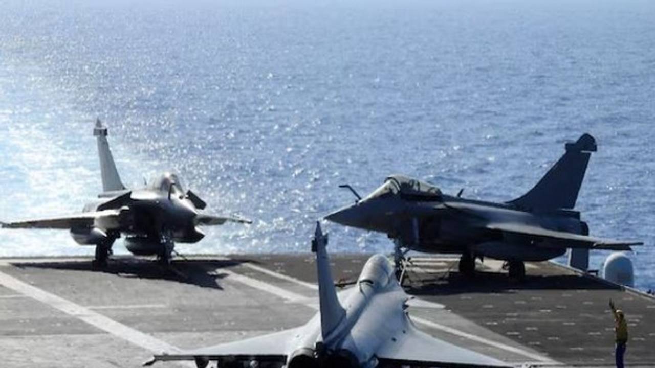 India, France sign deal for 26 Rafale Marine combat aircraft | Asianet ...