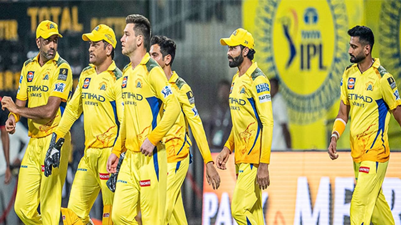 CSK's Hussey backs his players despite poor IPL 2025 | Asianet Newsable