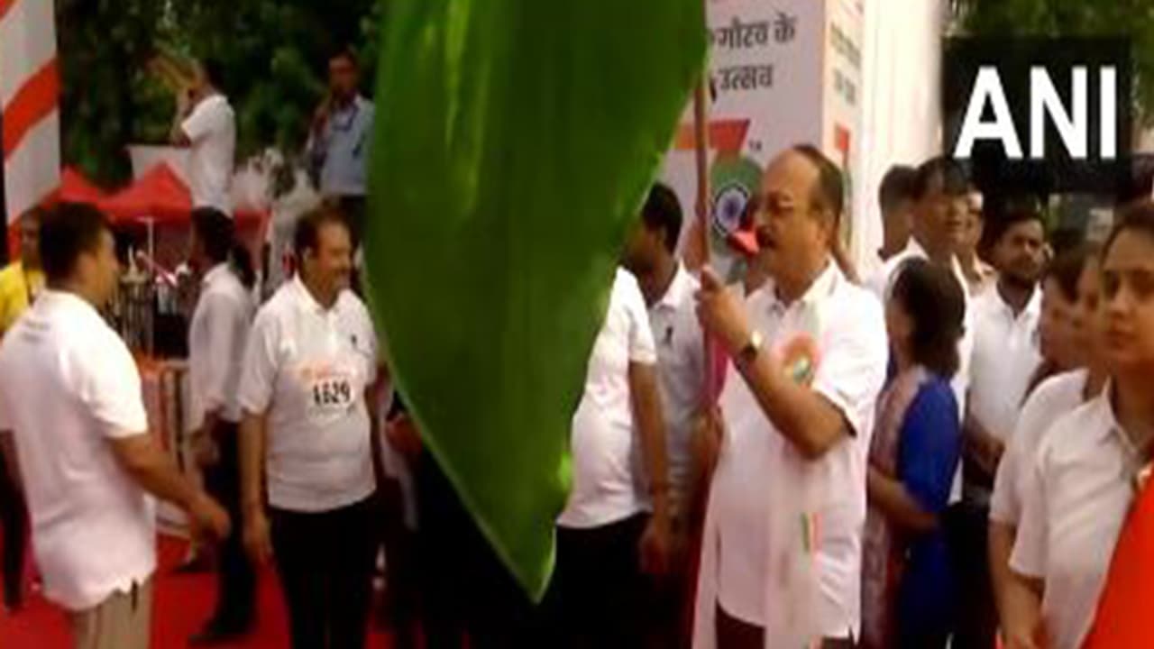 Independence Day Tribute: 7,900 Children March with Tricolour to War ...