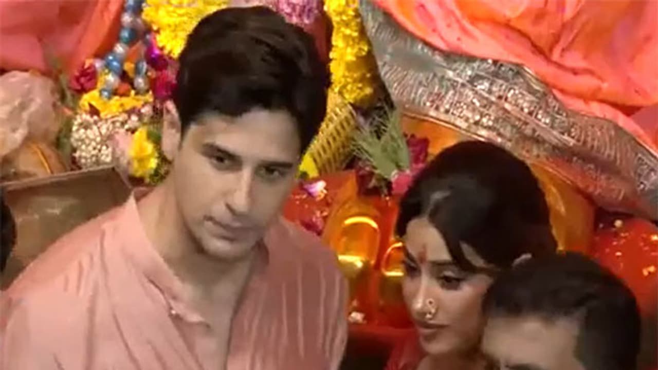 Ganesh Chaturthi: Sidharth Malhotra, Janhvi Kapoor visit Lalbaugcha Raja offer prayers | Asianet ...
