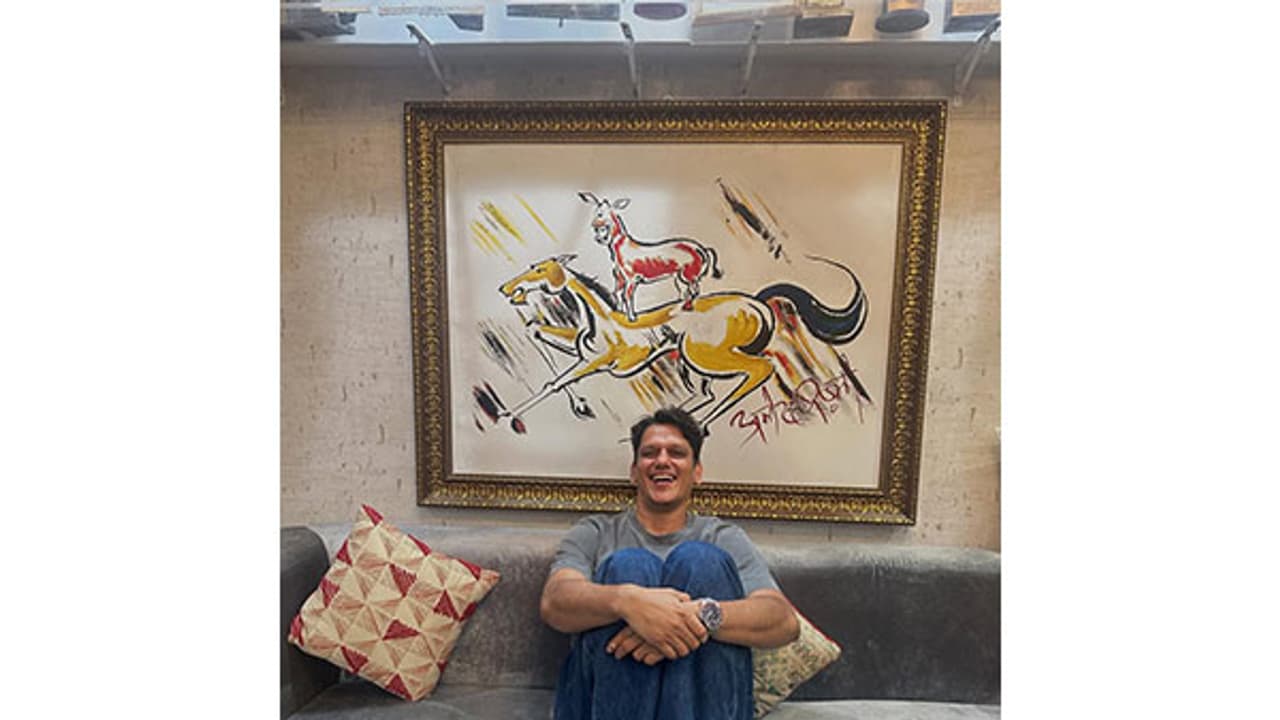 Actor Vijay Varma Poses with Anil Kapoor’s Iconic Majnu Bhai Painting ...