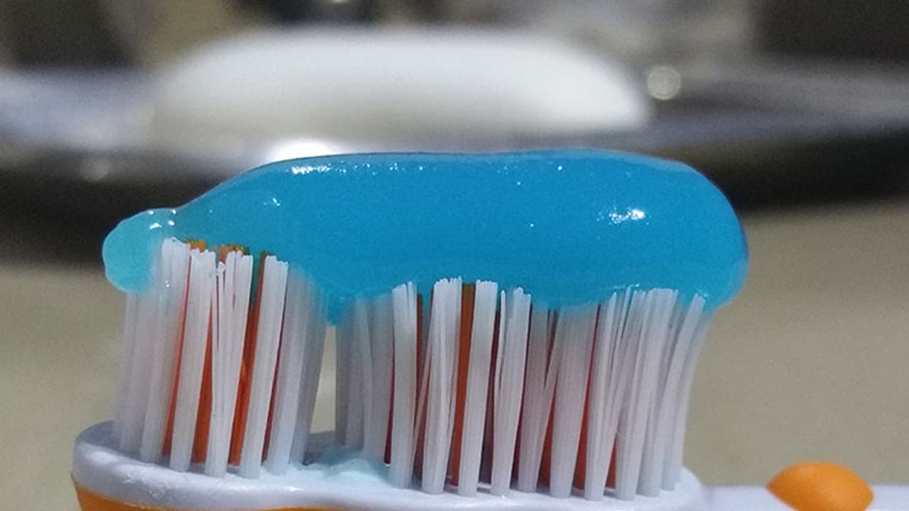 toothpaste color code : டூத் பேஸ்ட் வாங்க போறீங்களா..? ப்ளீஸ்.. 'கலர் மார்க்' பாத்து வாங்குங்க ...