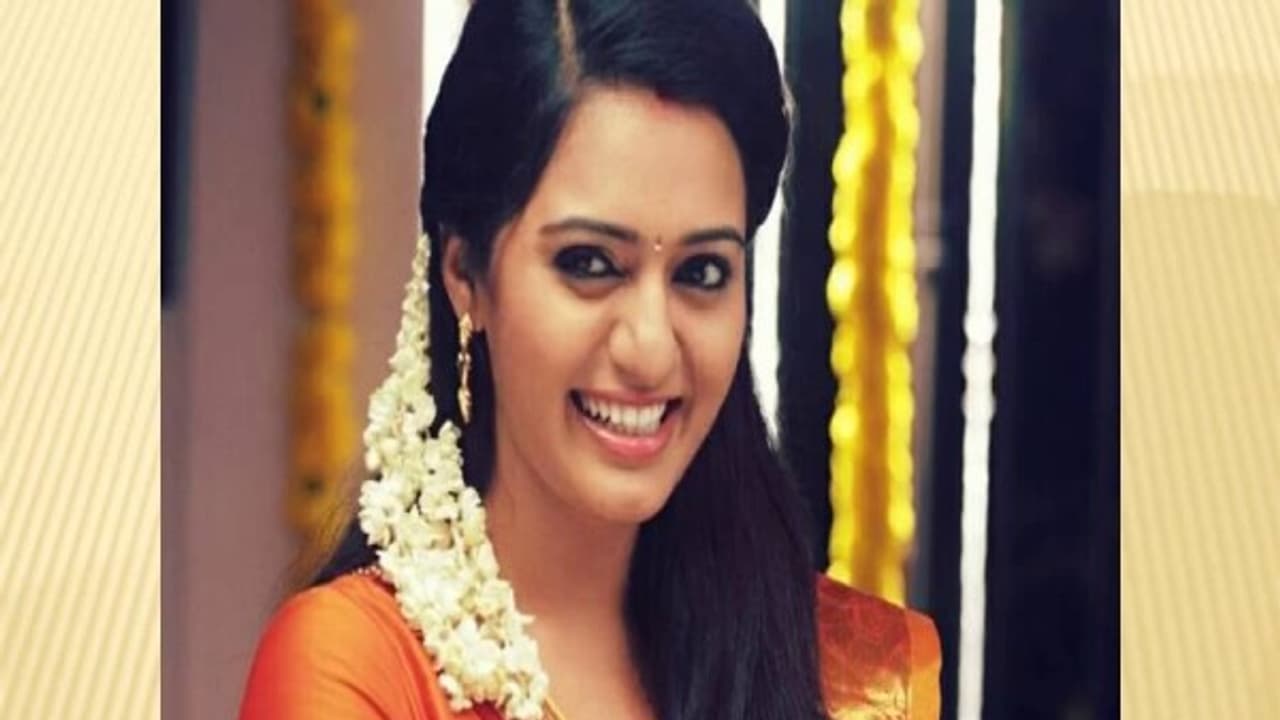 பிரபல தொகுப்பாளினி ஐஸ்வர்யா எங்கு எப்படி இருக்கிறார்...? நீங்களே ...