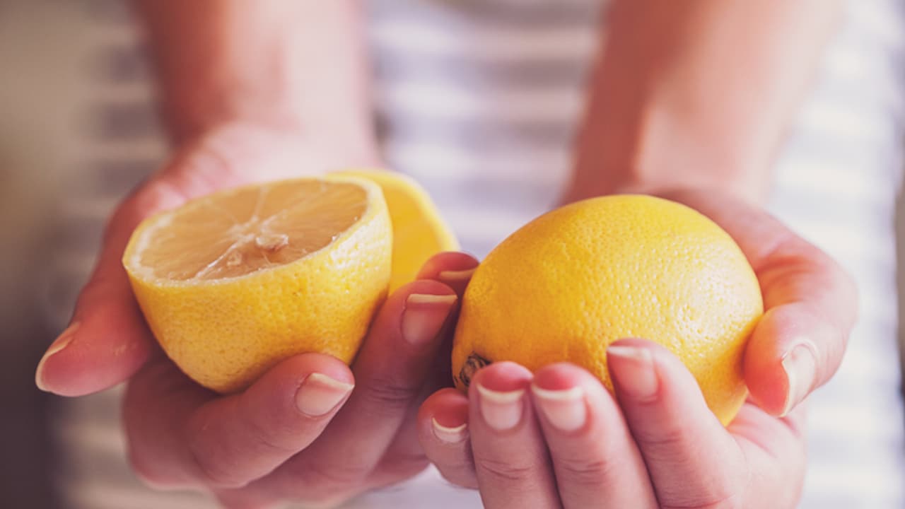 Benefits Of Squeezing Lemon On Food In Tamil : உணவில் எலுமிச்சை சாறு ...