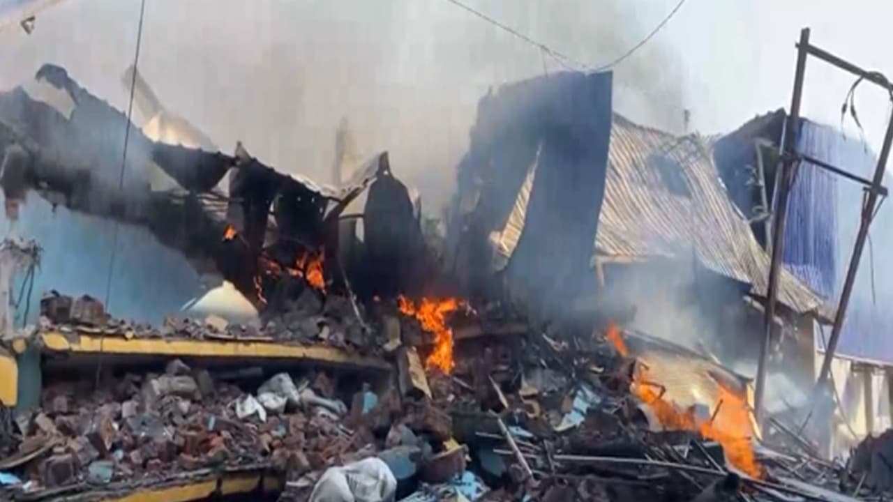 Indore: Massive fire engulfs chocolate factory, building collapses ...