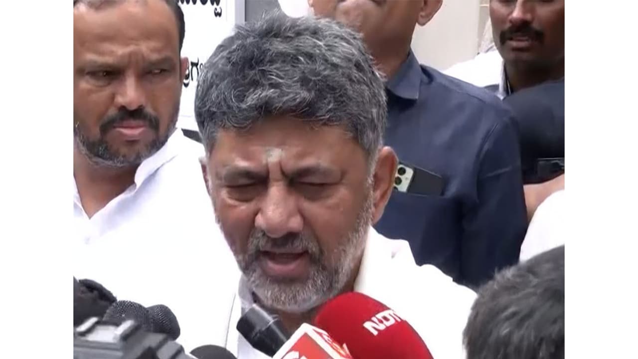 DK Shivakumar meets Yediyurappa ahead of swearing-in, stresses unity ...