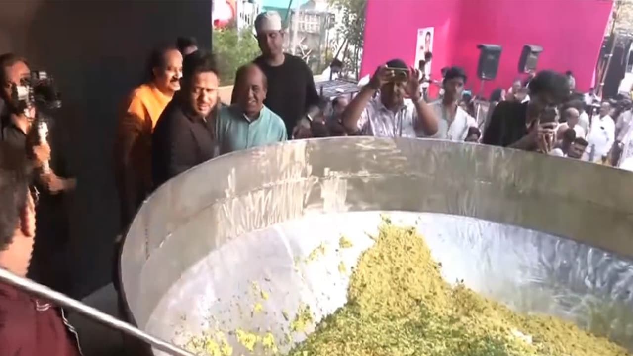 World Poha Day: Chef attempts world record with 3,000 kg tarri poha ...