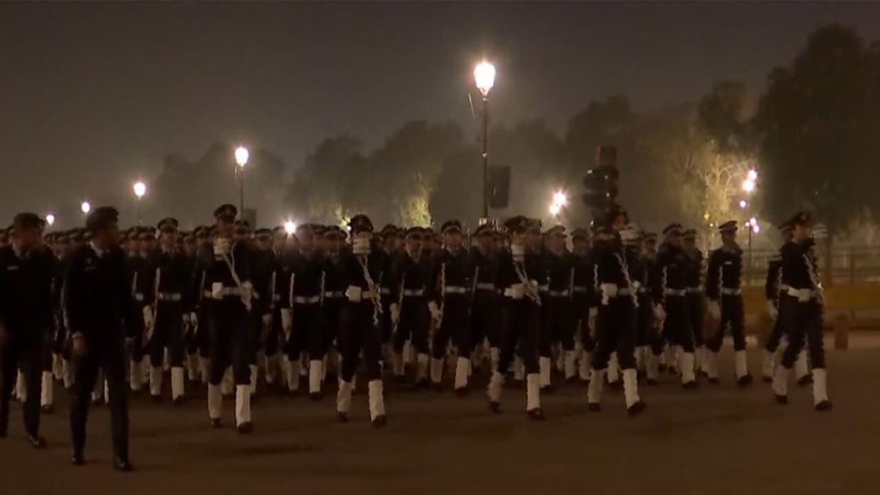 Delhi blanketed in dense smog, fog; R-Day rehearsals continue | Asianet ...