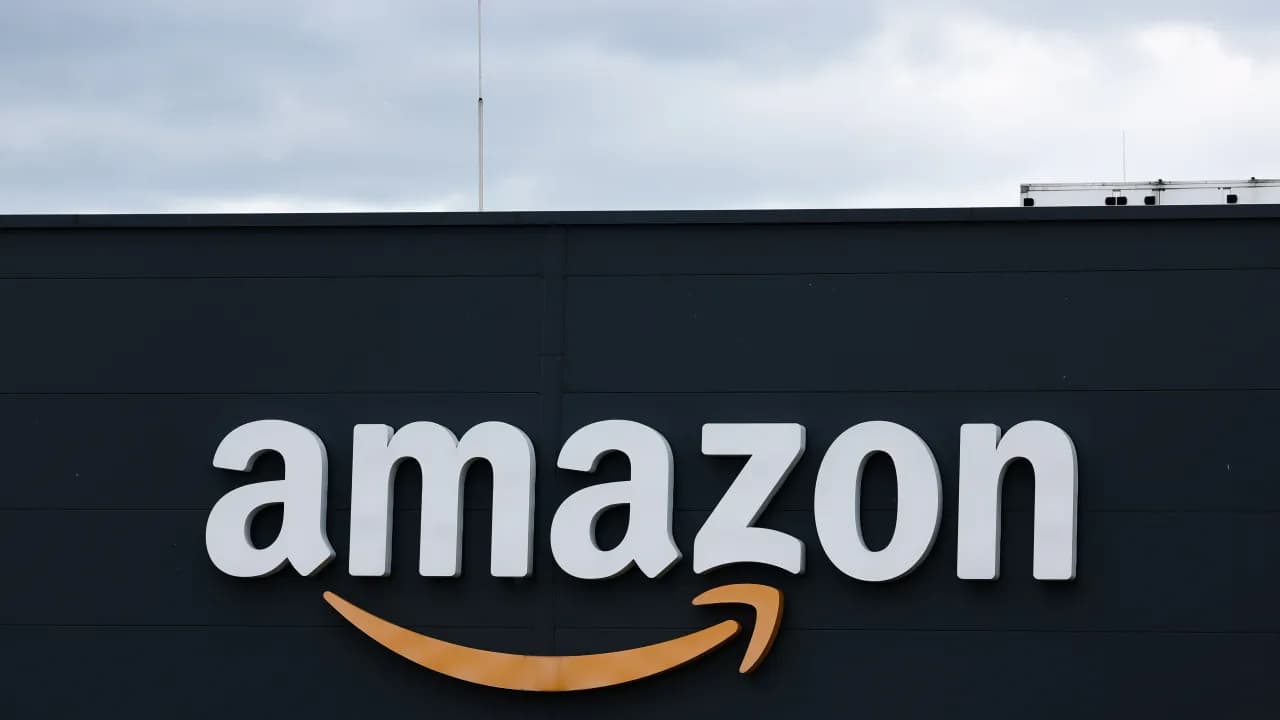 Amazon Reportedly Considers Ending USPS Partnership As Delivery Network ...