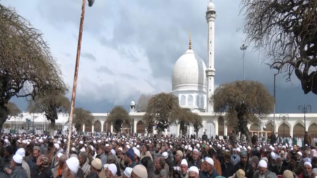 Eid in Srinagar: Omar Abdullah slams ban on namaz at Jamia Masjid ...