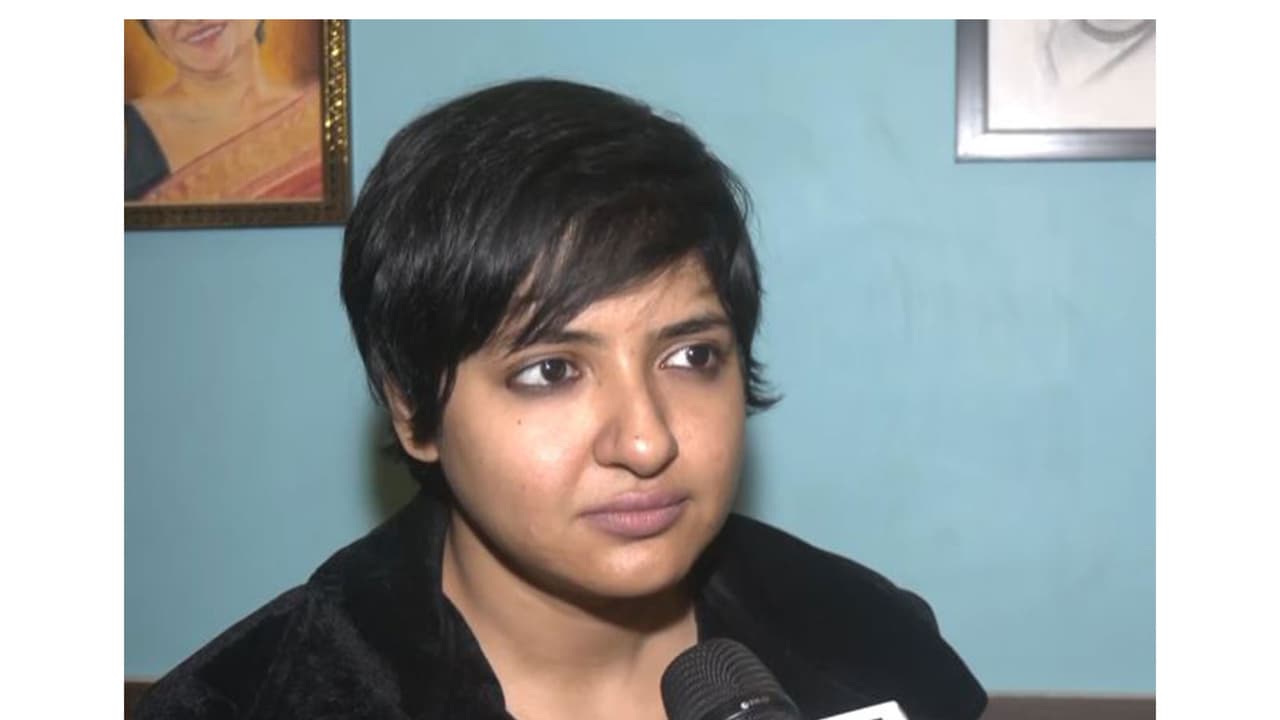 Kolkata: Singer Lagnajita Chakraborty heckled for singing devotional ...