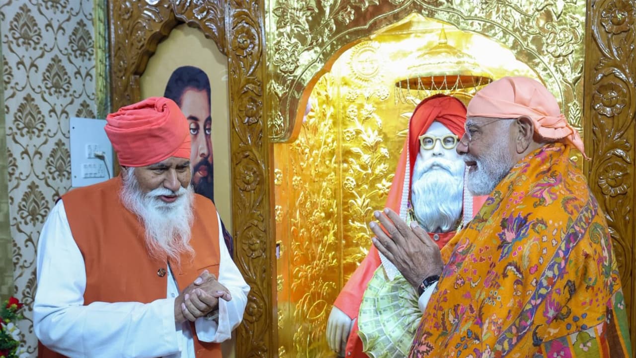 Guru Ravidass Jayanti: PM Modi meets Sant Niranjan Dass at Dera ...