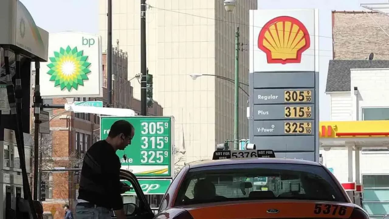 Shell Reportedly Weighing BP Takeover Amid Stock Price Decline ...