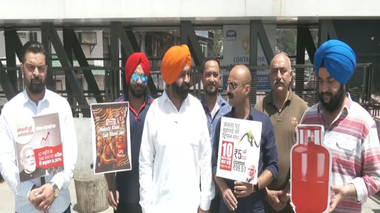 Congress protests in Shimla against rising fuel prices, inflation ...
