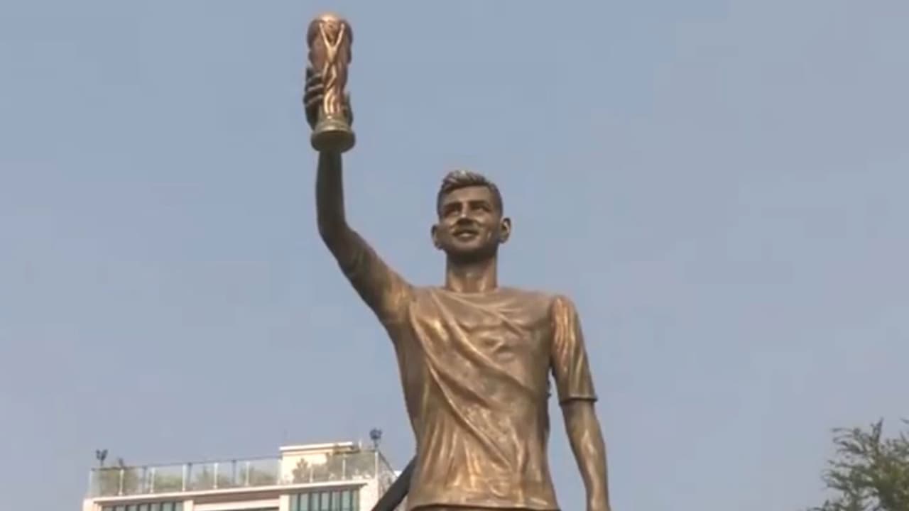 Lionel Messi virtually unveils 70-foot statue in Kolkata's Lake Town ...