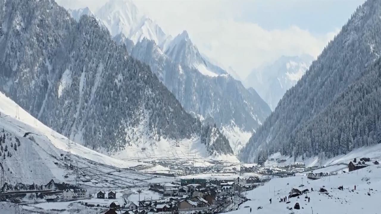 Kashmir: Sonamarg receives season's first snowfall, turns into ...
