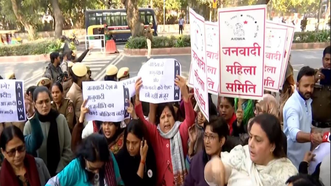 Unnao case: Victim's kin protest Kuldeep Sengar's bail outside HC ...