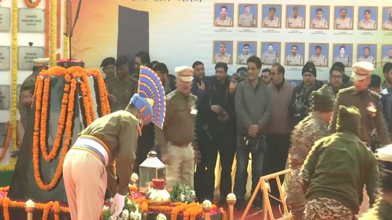 Pulwama attack: Wreath-laying ceremony honours 40 fallen CRPF jawans ...