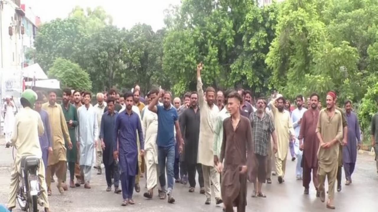 Pakistan traders threaten shutdown over mandatory POS machine rule ...