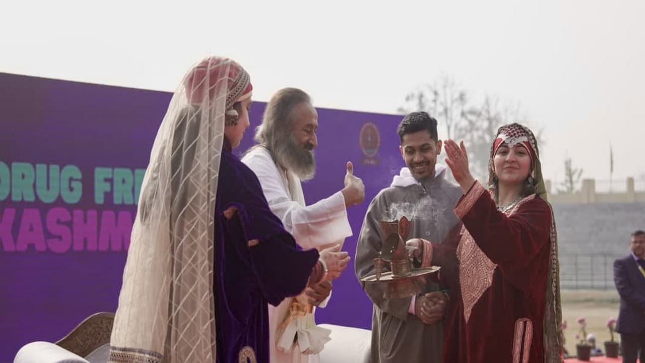Sri Sri Ravi Shankar in Kashmir after 7 years; leads 20,000 students in ...