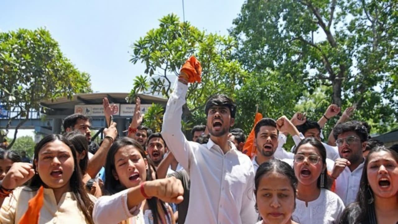 DUSU slams anti-PM sloganeering in JNU, calls it 'anti-national ...