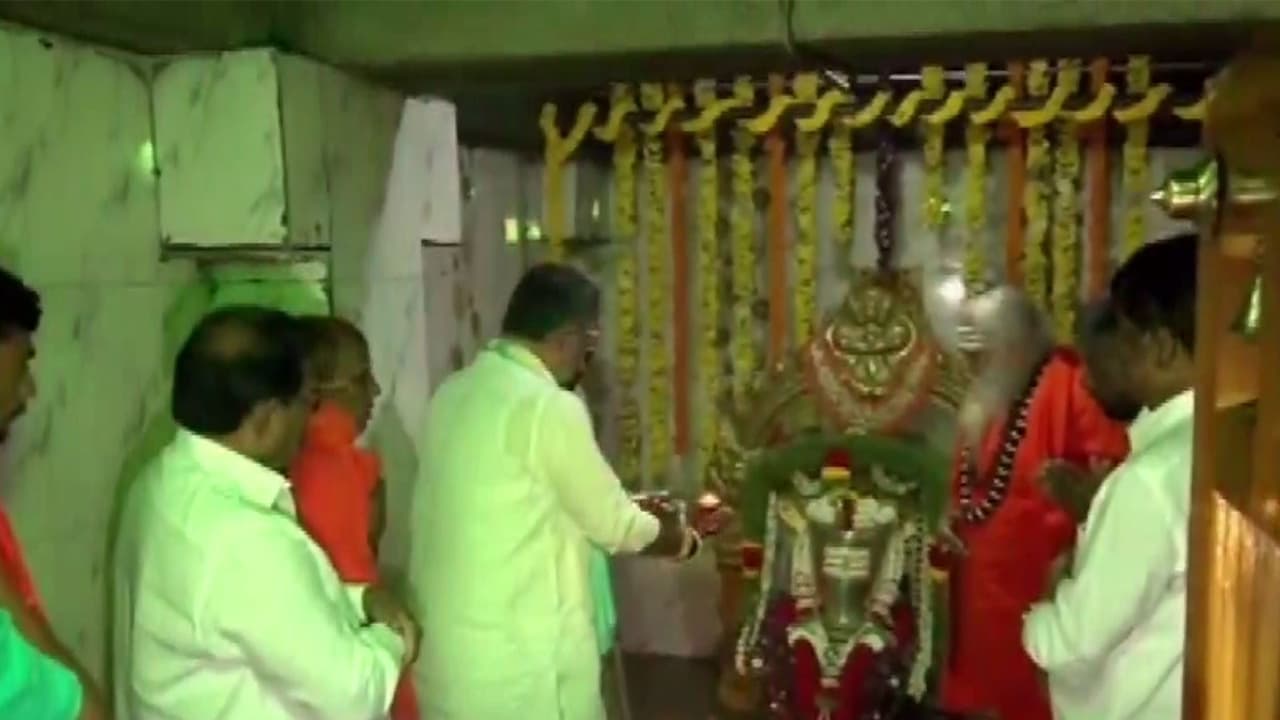 DK Shivakumar visits Tumakuru temple, vows development for farmers ...