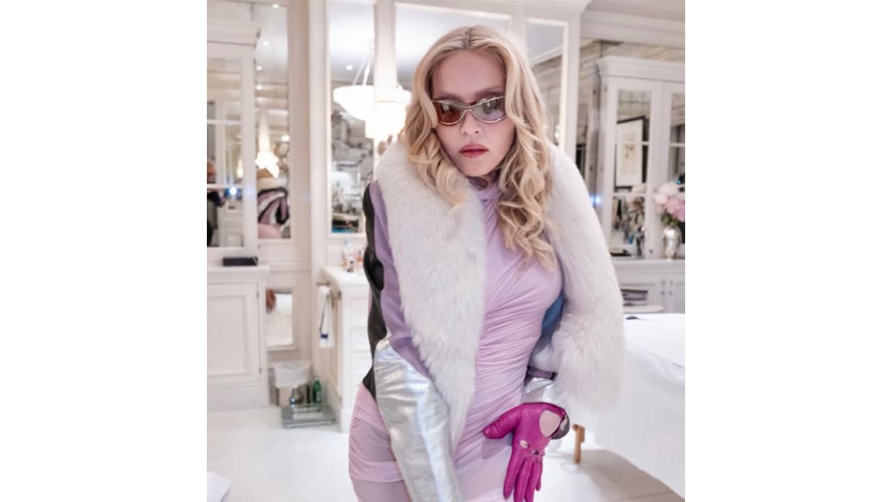 Madonna urges fans to put down phones, connect with the moment ...