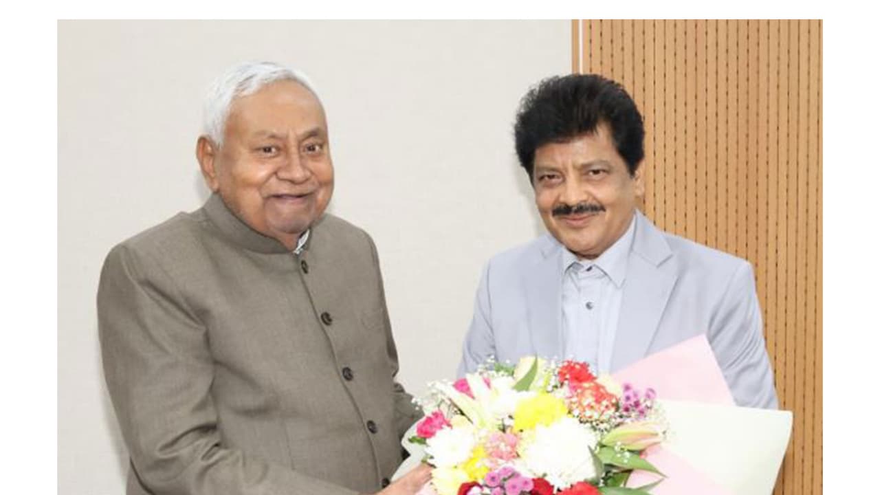 Bihar CM Nitish Kumar honours singer Udit Narayan during Patna visit ...