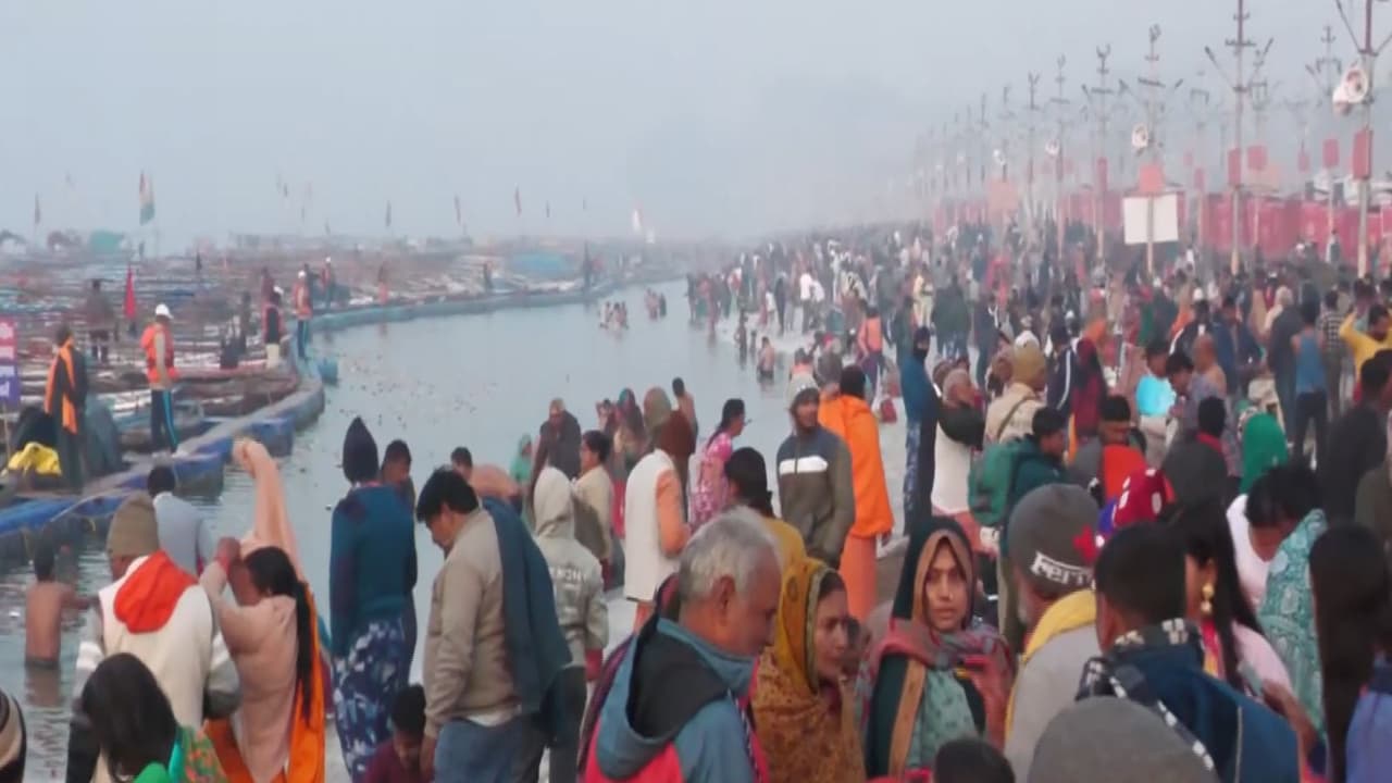 Severe cold wave grips UP; dense fog engulfs Taj Mahal, North India ...