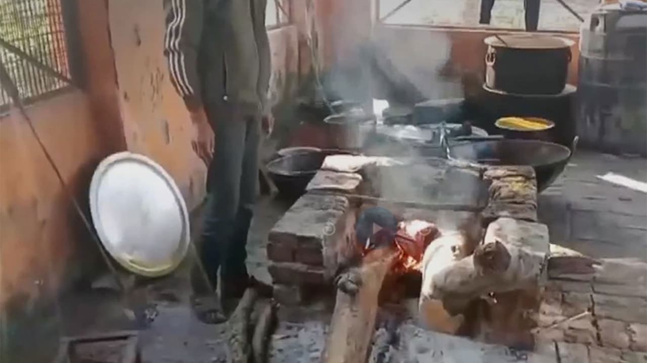 Lucknow temple cooks Navratri bhandara on wood fire amid LPG shortage ...