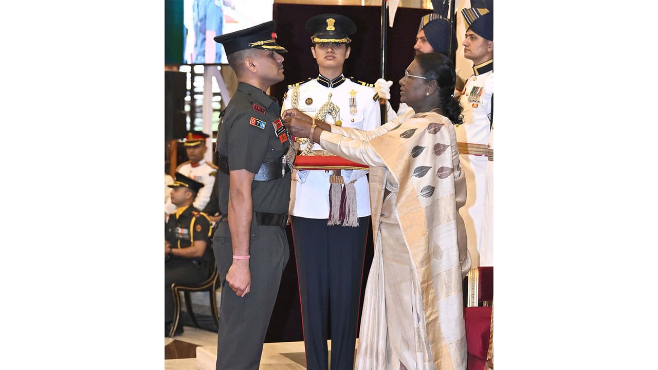 President Murmu confers 51 gallantry awards, including 7 Kirti Chakras ...